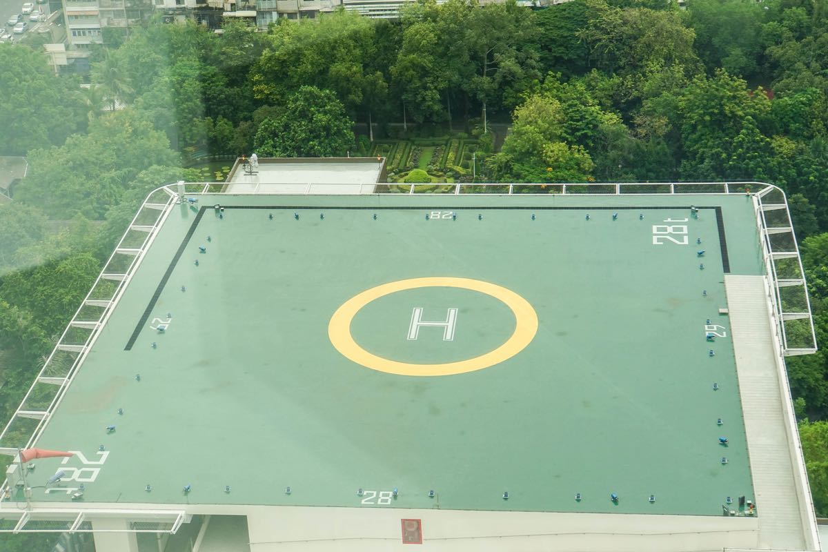 Geometria ao redor do heliponto. Foto da plataforma real (a), modelo ...